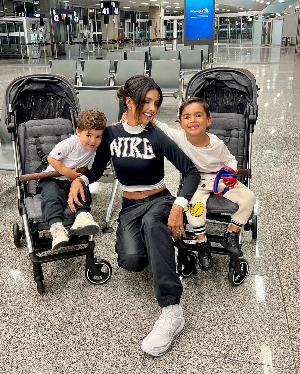 Mulher de Éverton Ribeiro, Marilia Nery embarca com os filhos para o ...