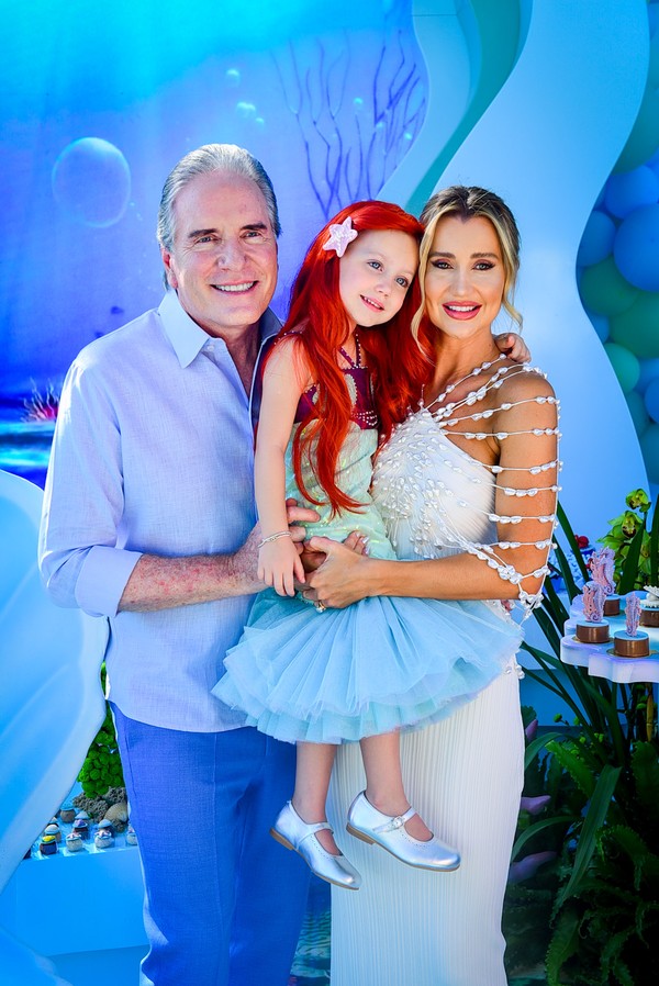Vicky Justus aparece de Ariel em aniversário com tema 'A Pequena Sereia'