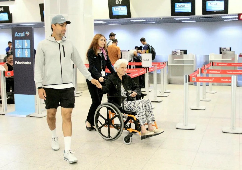 Tadeu Schmidt leva a mãe para embarcar em aeroporto no Rio; fotos