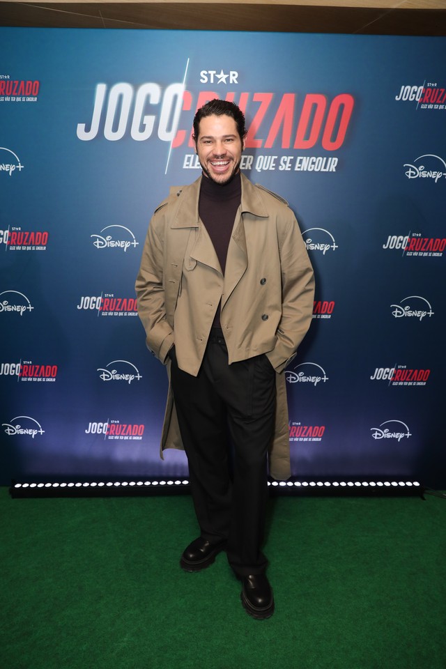 José Loreto, Carol Castro e elenco lançam série 'Jogo Cruzado' em São Paulo