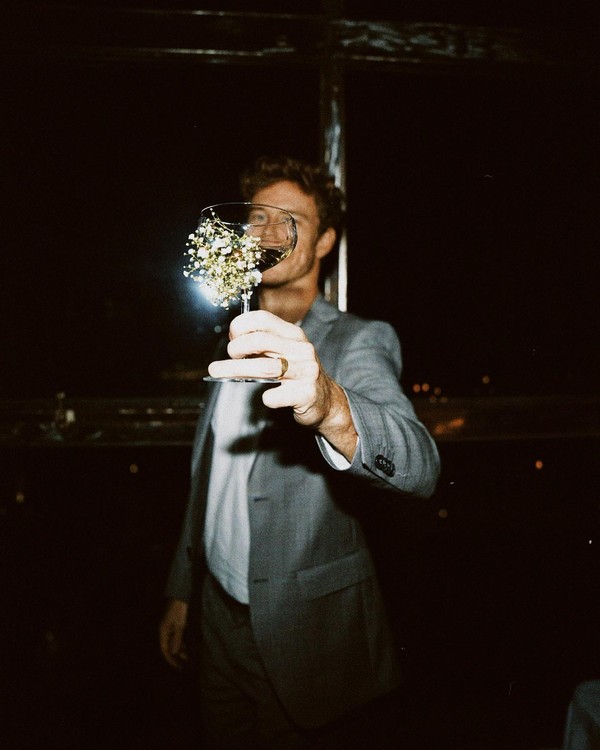 Rodrigo Calazans abre álbum de fotos de casamento com Isabella Scherer