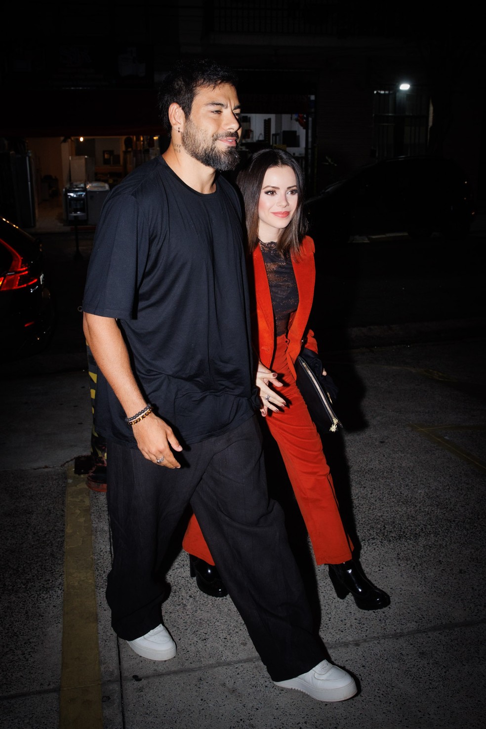 Sandy faz primeira aparição pública com novo namorado