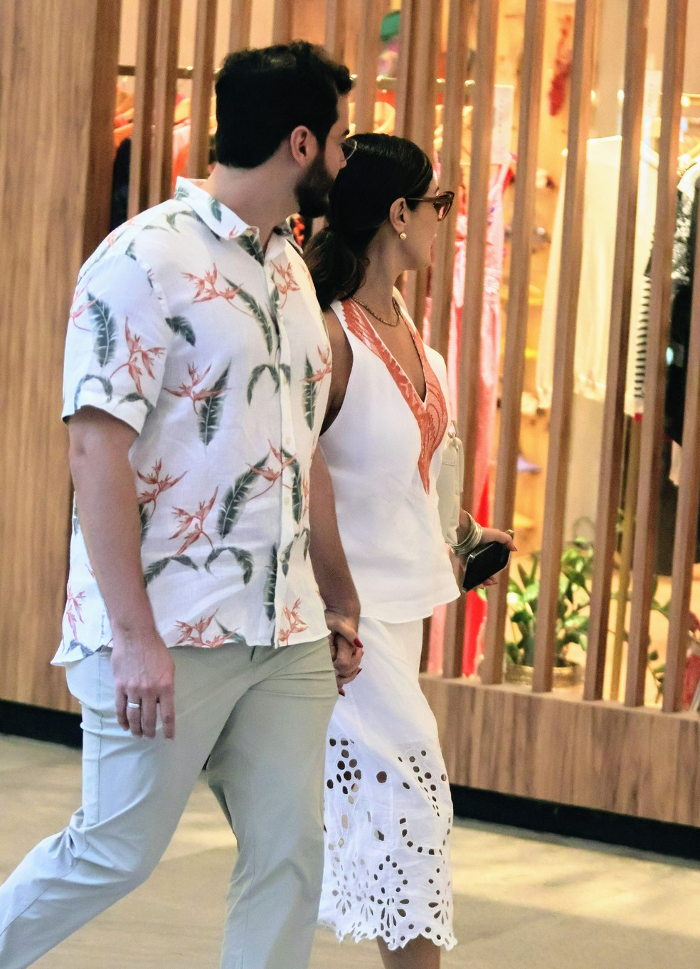 Fátima Bernardes passeia com Túlio Gadêlha por shopping do Rio